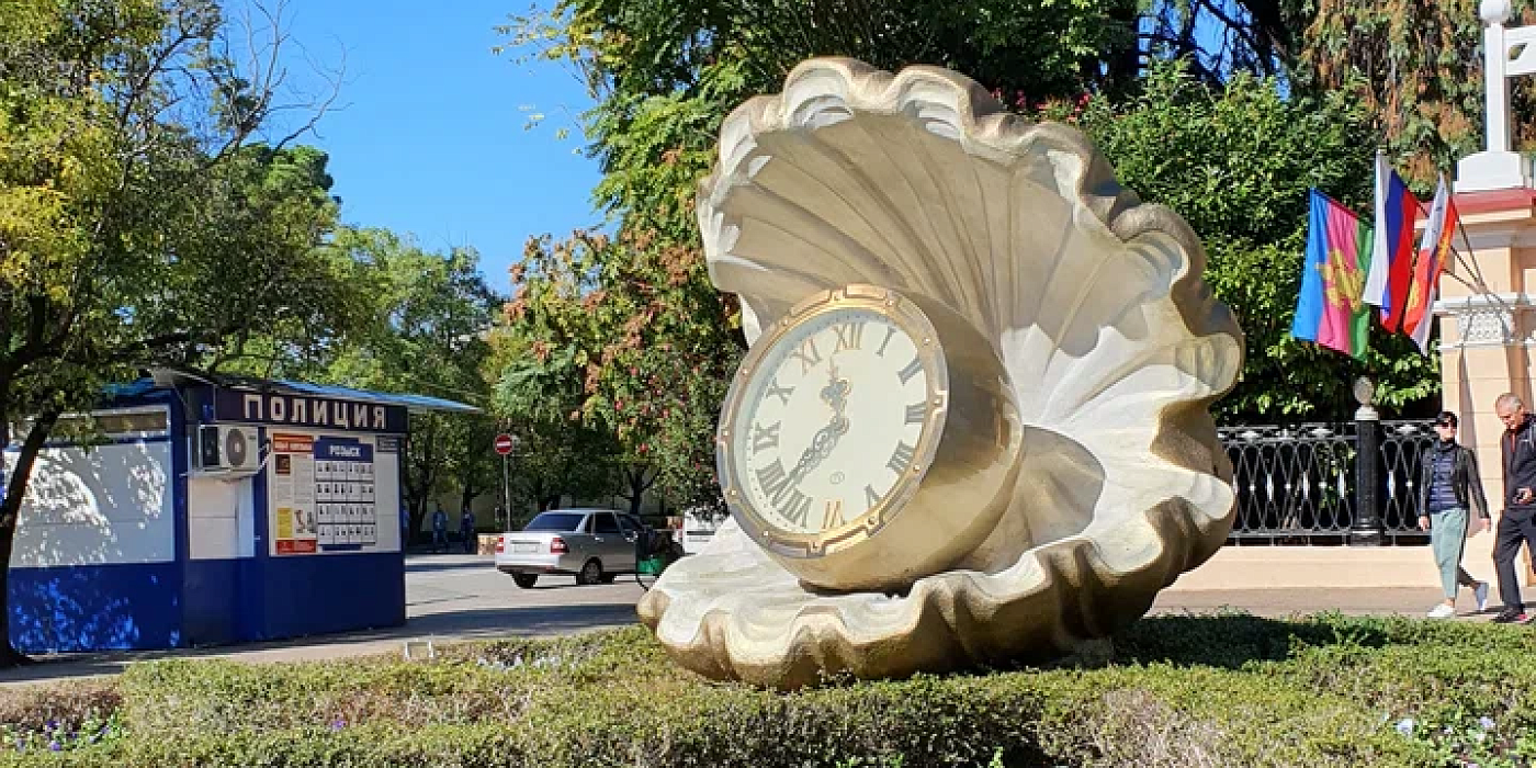 Shell Clock - Attractions near the Marinist apartments in Sochi
